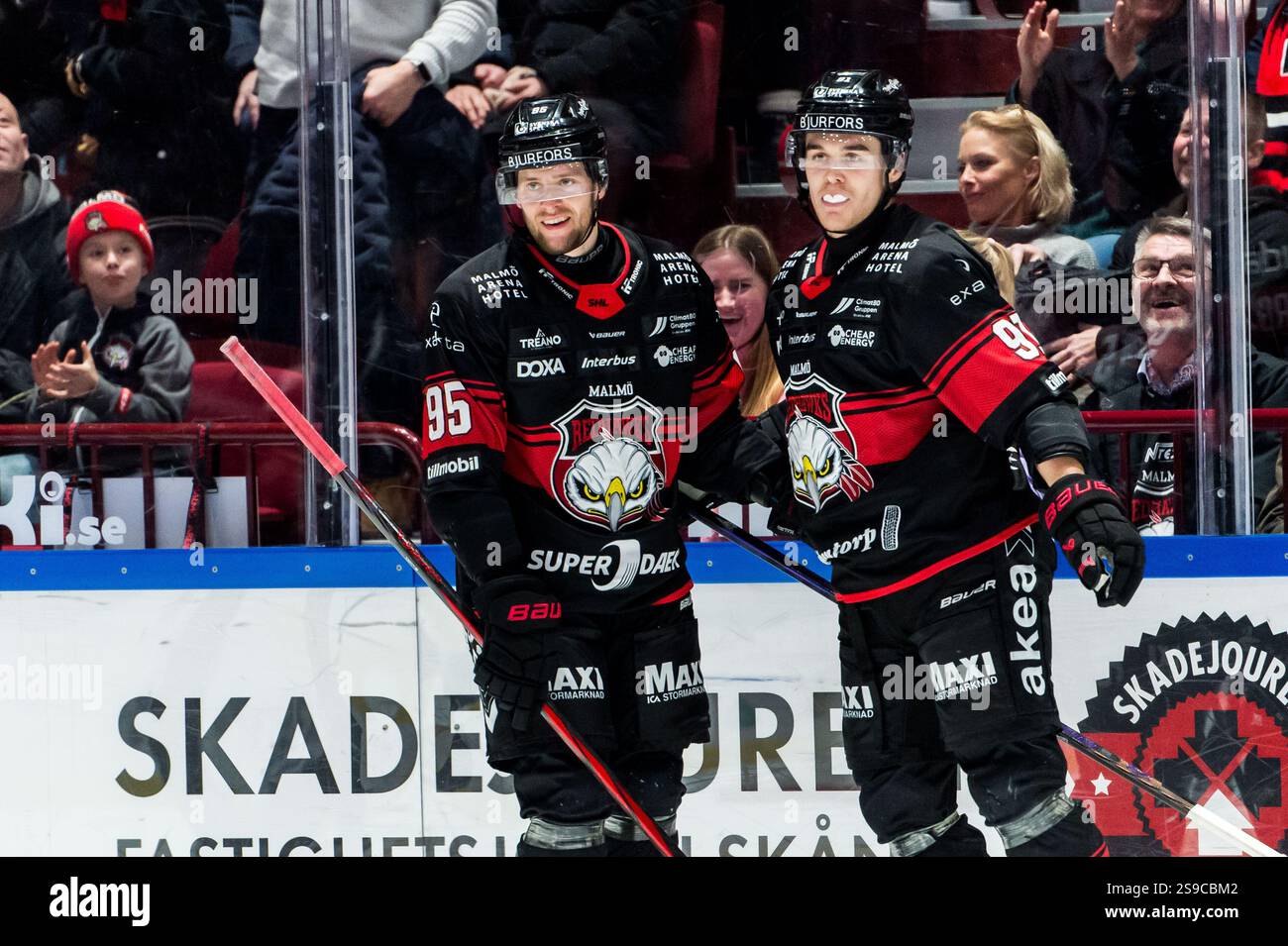 250125 Malmö Redhawks Carl Persson och Axel Sundberg jublar under ...