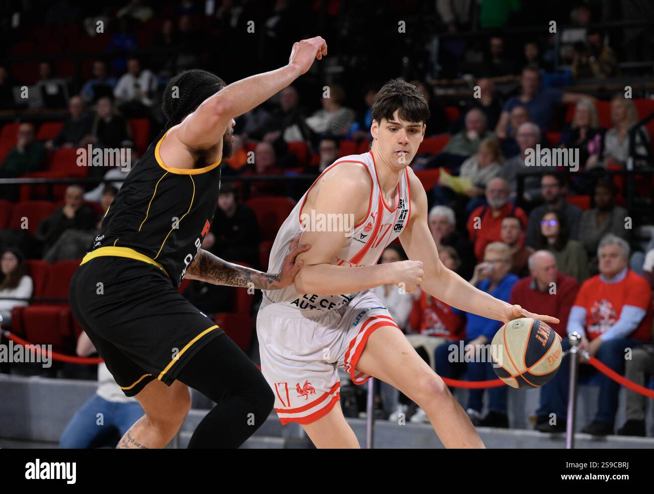 Oostende's Timmy Allen and Spirou's Xander Pintelon pictured in action ...