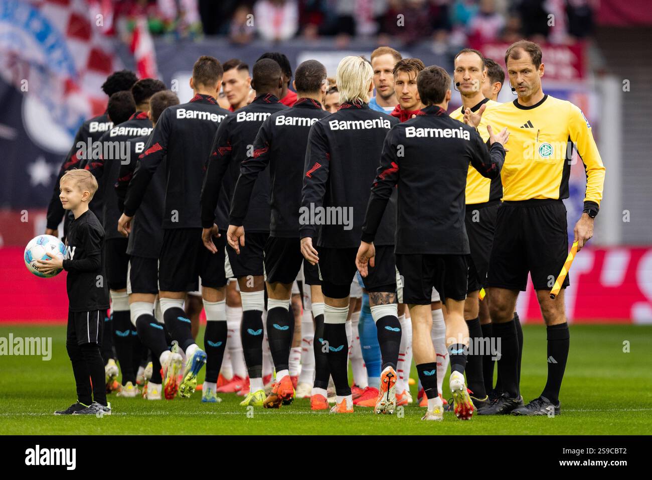 Leipzig, Germany. 25th, January 2025. The players from the two teams greet each other and the ...