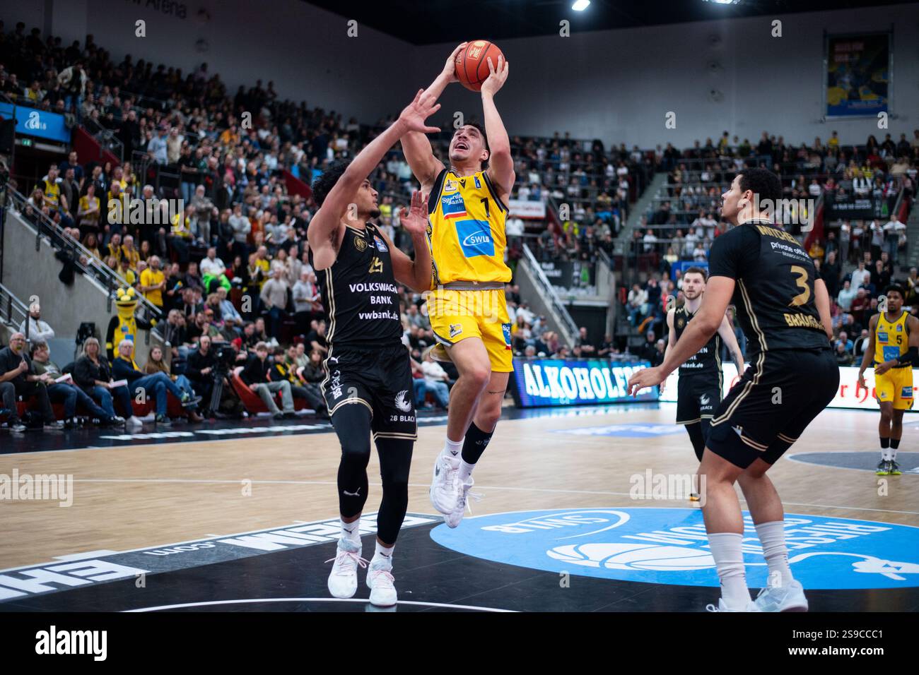 Joel Scott (MHP Riesen Ludwigsburg, #01) im Zweikampf mit Romario ...