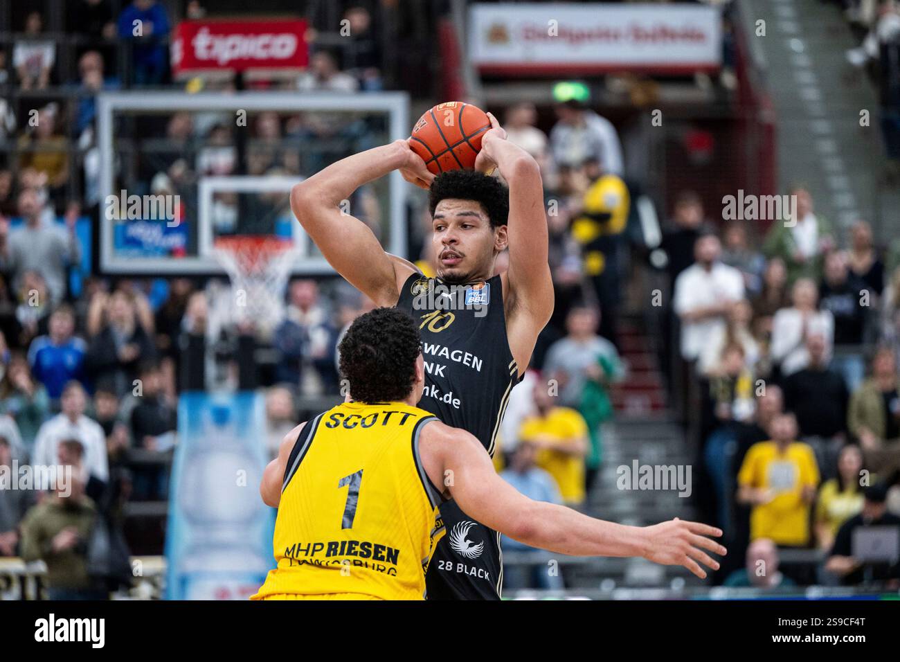 Sananda Fru (Basketball Loewen Braunschweig, #10) im Zweikampf mit Joel ...