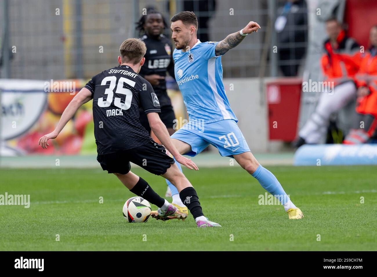 Kampf um den Ball / Zweikampf zwischen Luca Mack (VfB Stuttgart II ...