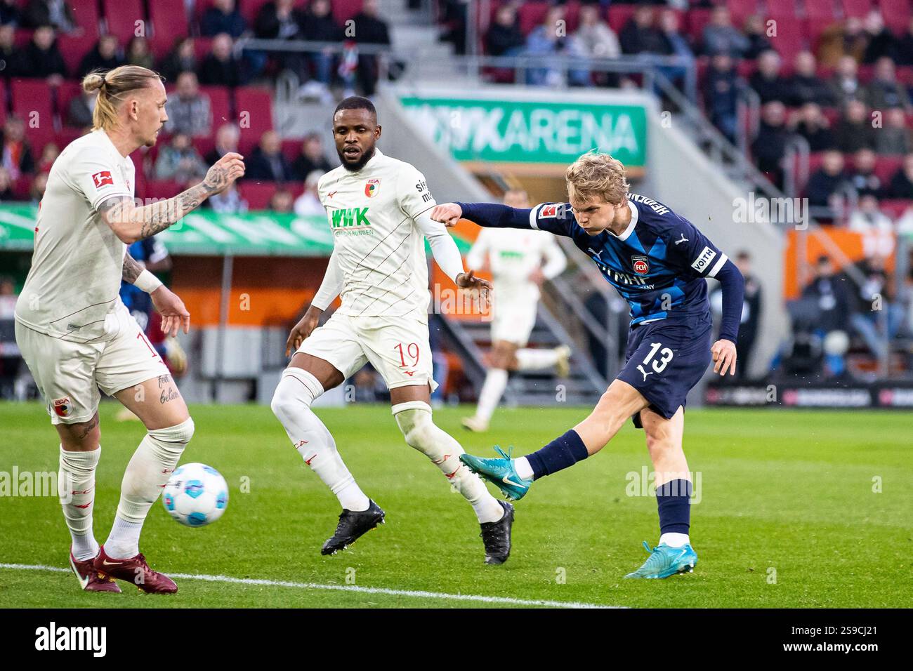 Schuss von Frans Kraetzig (1.FC Heidenheim, #13) GER, FC Augsburg vs 1.FC Heidenheim, 1 ...