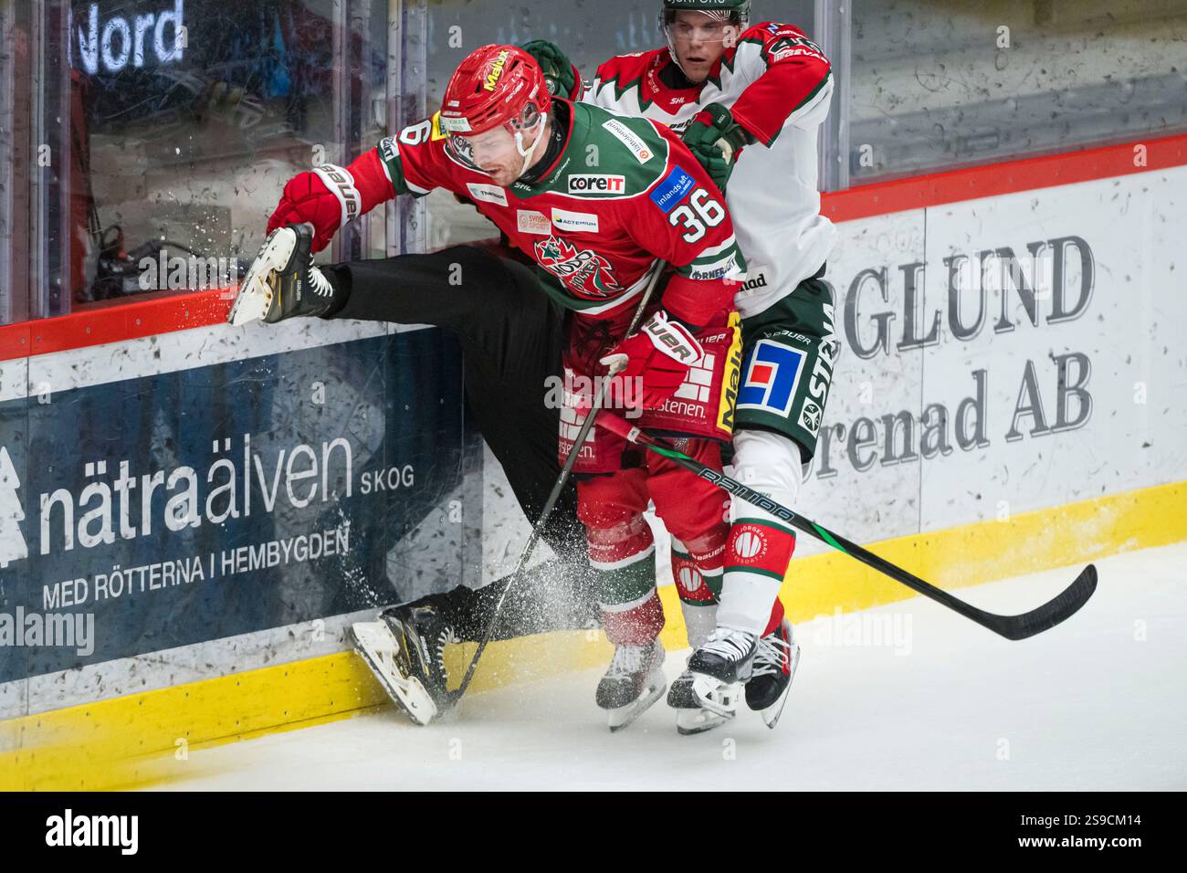 250125 Modos Sebastian Ohlsson och Frölundas Dominik Egli under ishockeymatchen i SHL mellan ...
