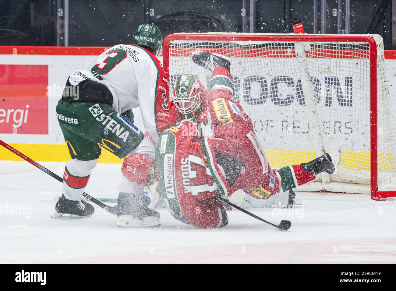 250125 Frölundas målvakt Lars Johansson och Albin Sundin och Modos ...