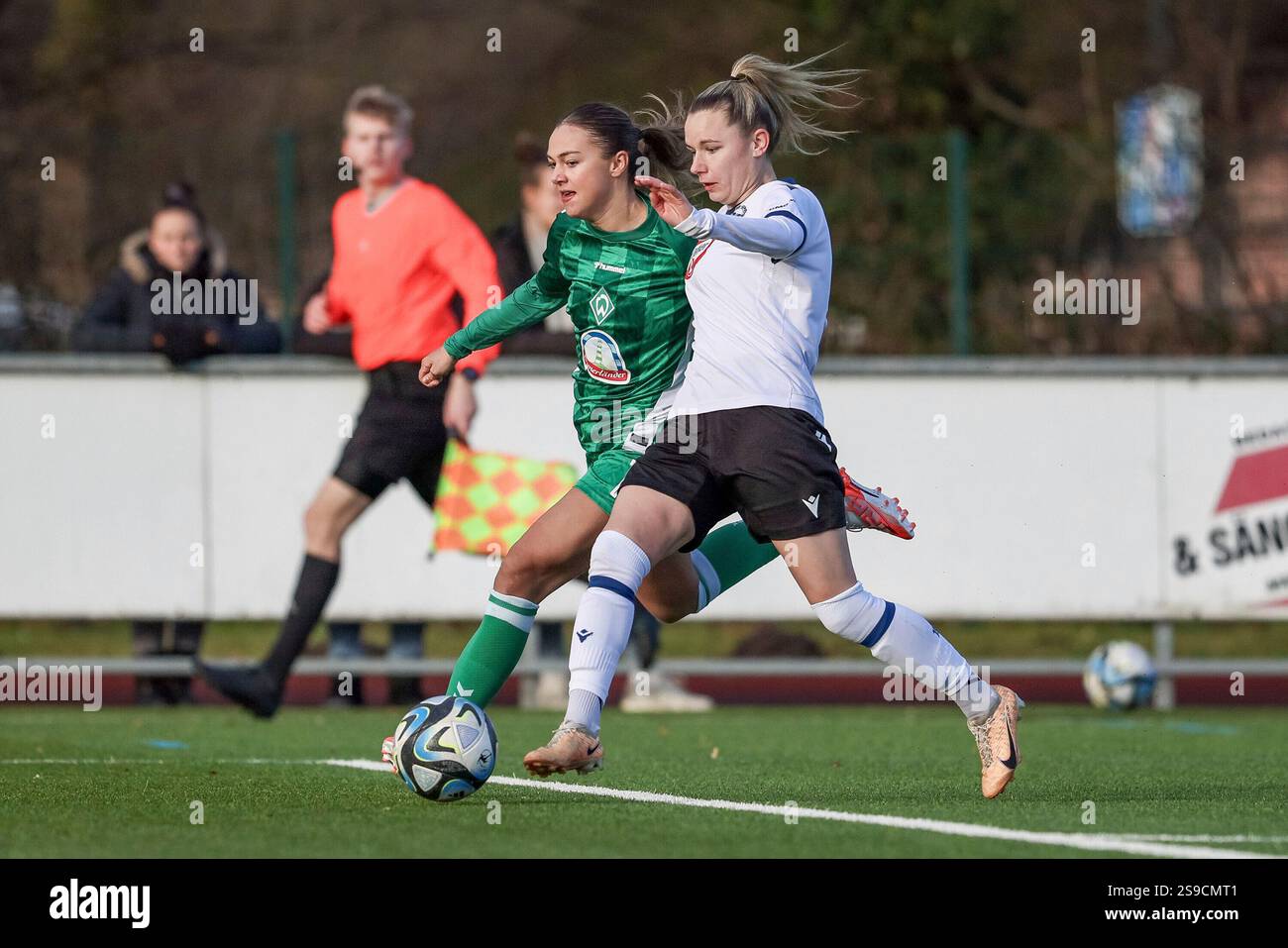 v.li.: Maja Sternad (SV Werder Bremen, 11) und Pamela Jahn (Arminia Bielefeld, 8) im Zweikampf ...