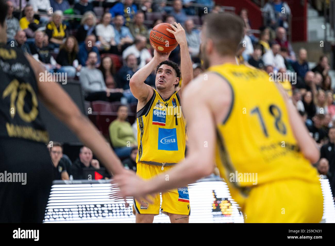 Joel Scott (MHP Riesen Ludwigsburg, #01) am Ball, davor Jonas Wohlfarth ...