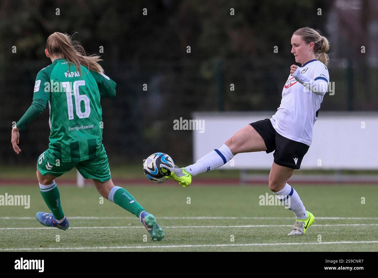 v.li.: Emöke Papai (SV Werder Bremen, 16) und Jocelyn Hampel (Arminia Bielefeld, 27) im ...