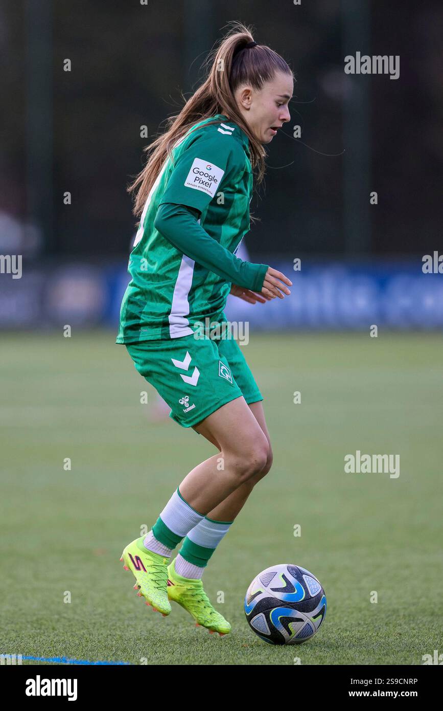 v.li.: Tuana Mahmoud (SV Werder Bremen, 10) am Ball, Freisteller ...