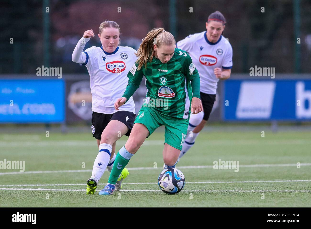 v.li.: Jocelyn Hampel (Arminia Bielefeld, 27) und Emöke Papai (SV Werder Bremen, 16) im ...