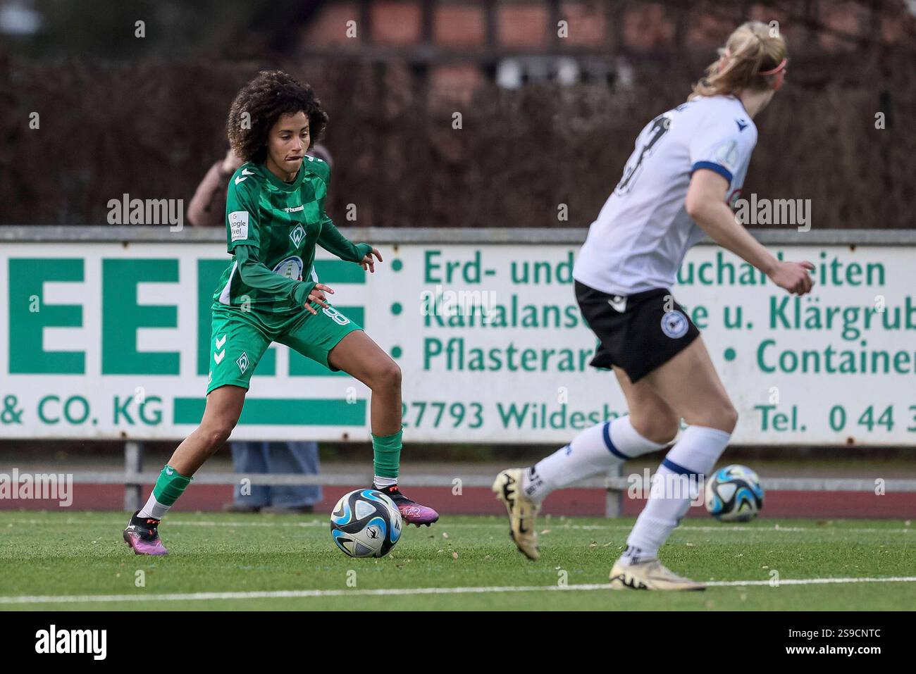 v.li.: Amira Arfaoui (SV Werder Bremen, 8) am Ball, Einzelbild, Ganzkörper, Aktion, Action ...