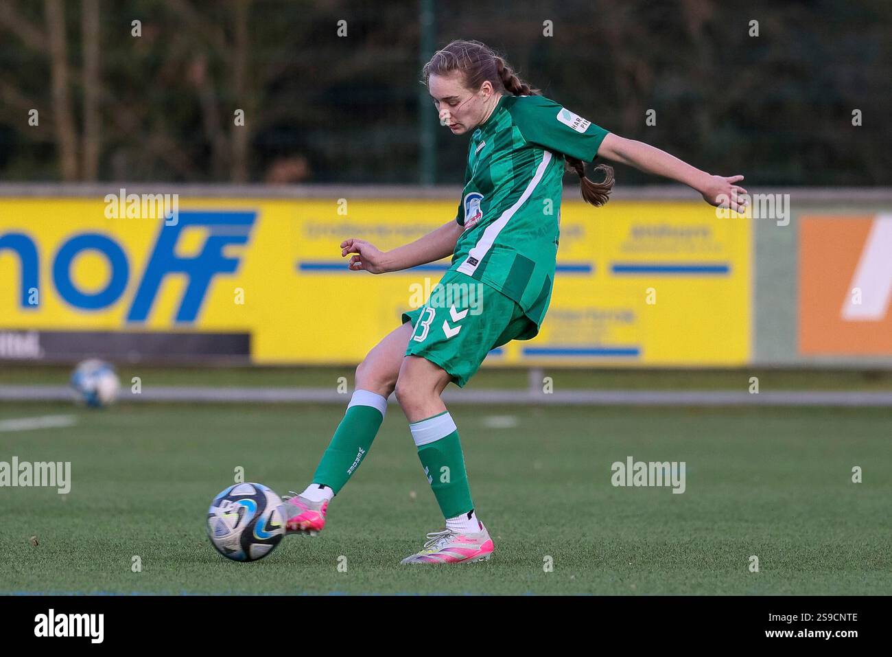 v.li.: Maria Penner (SV Werder Bremen, 33) am Ball, Freisteller ...