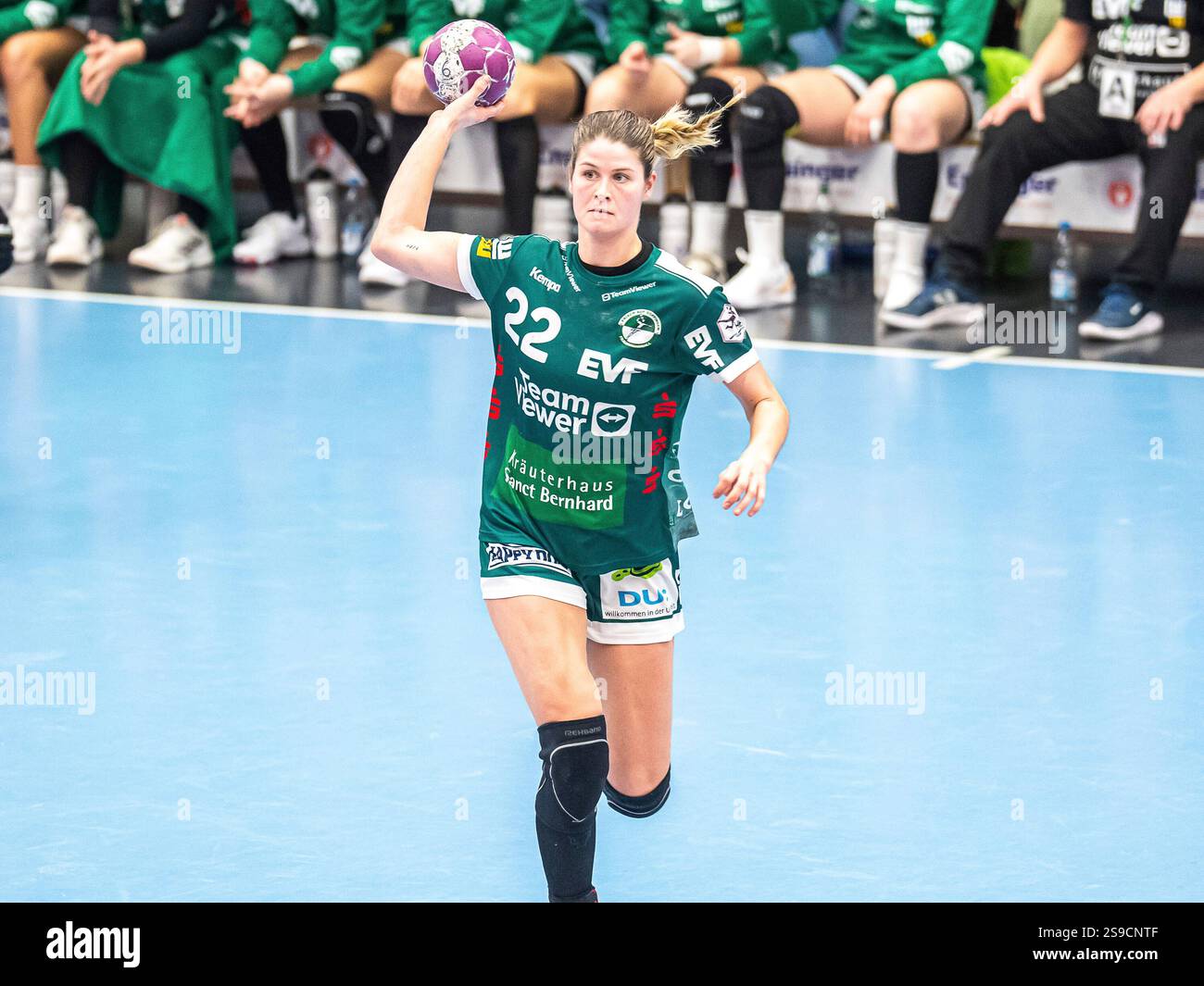 Sina Ehmann (Frisch Auf Frauen, #22) am Ball, Frisch Auf Goeppingen vs ...