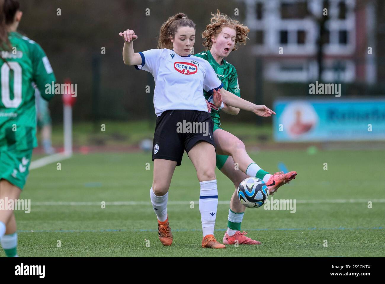v.li.: Sophia Thiemann (Arminia Bielefeld, 9) und Lena Dahms (SV Werder Bremen, 37) im Zweikampf ...