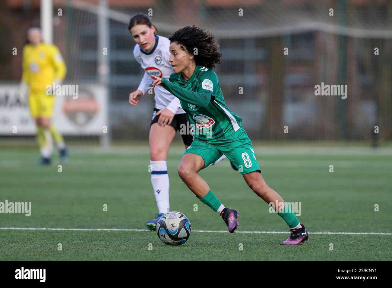 v.li.: Amira Arfaoui (SV Werder Bremen, 8) am Ball, Einzelbild, Ganzkörper, Aktion, Action ...