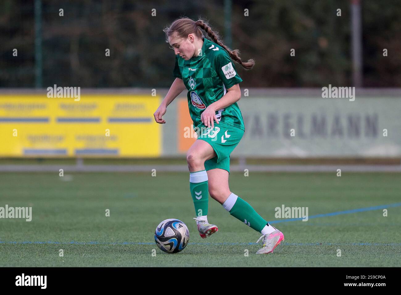 v.li.: Maria Penner (SV Werder Bremen, 33) am Ball, Freisteller ...