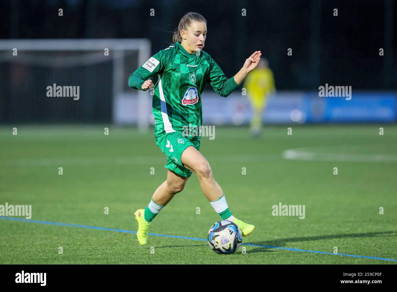 v.li.: Tuana Mahmoud (SV Werder Bremen, 10) am Ball, Einzelbild ...