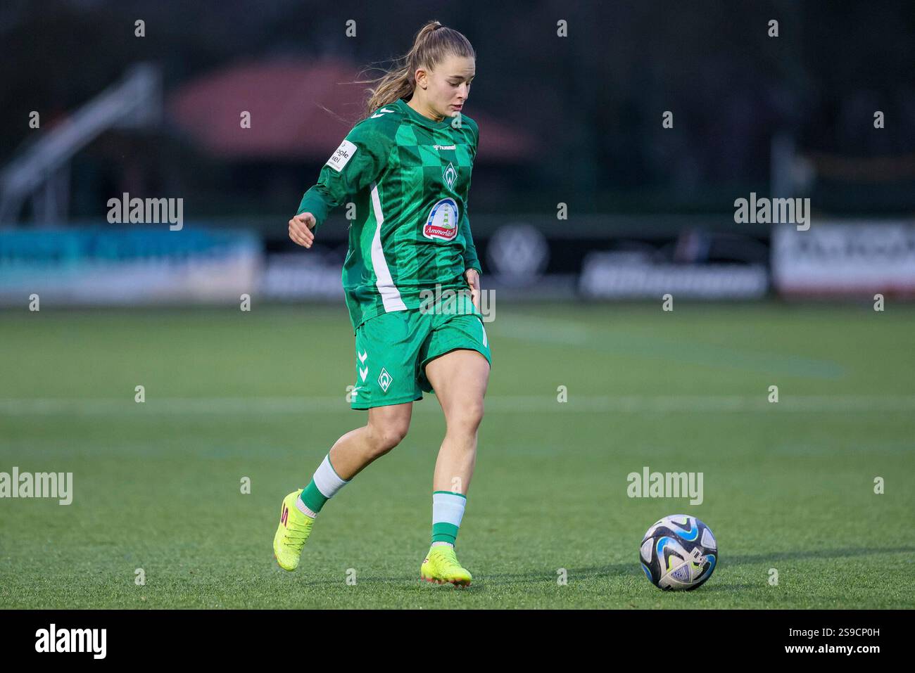 v.li.: Tuana Mahmoud (SV Werder Bremen, 10) am Ball, Freisteller ...