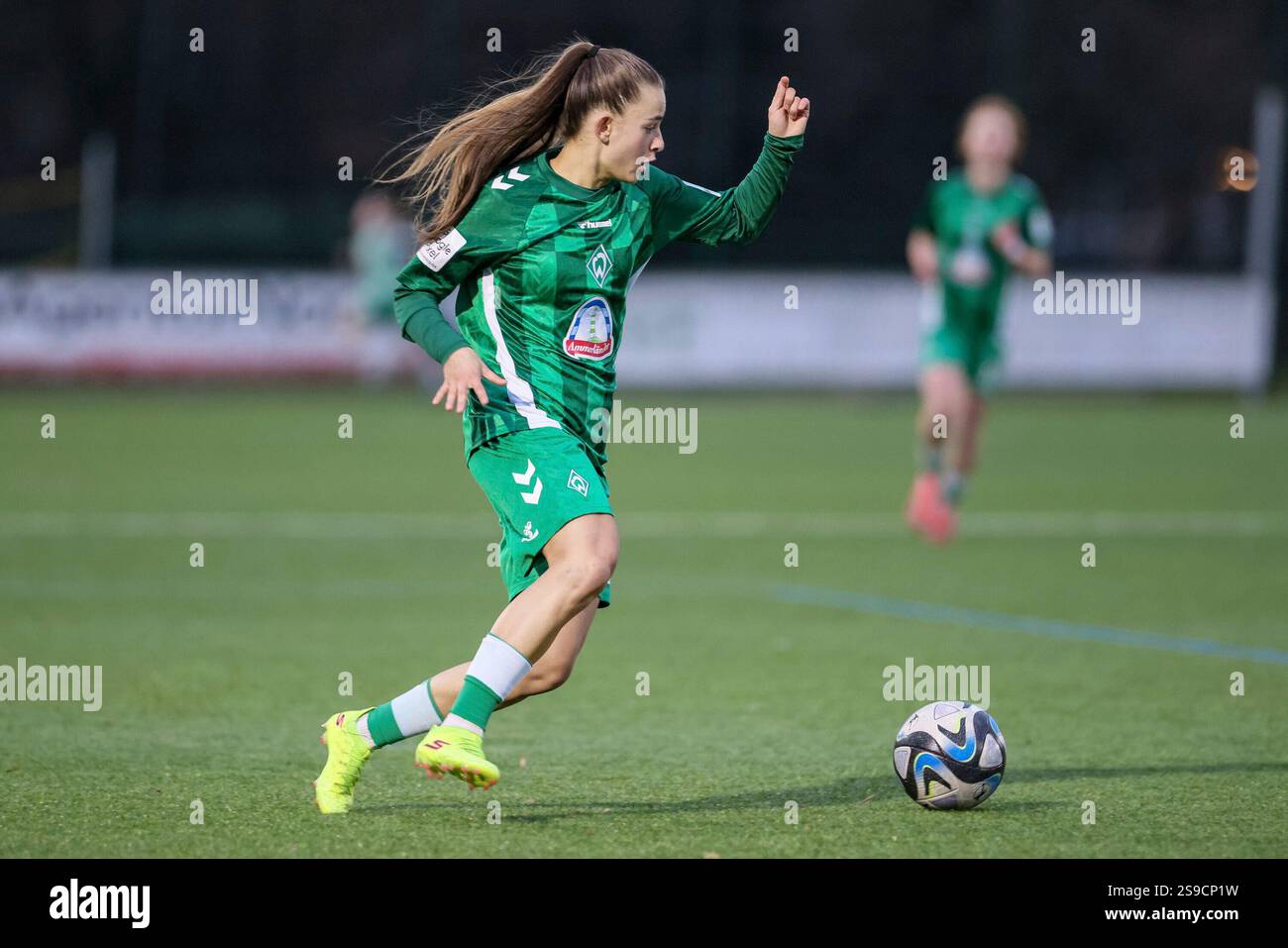 v.li.: Tuana Mahmoud (SV Werder Bremen, 10) am Ball, Einzelbild ...