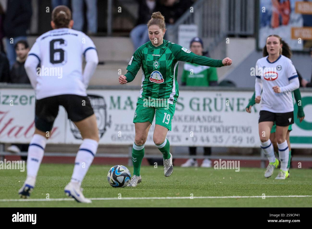 v.li.: Saskia Matheis (SV Werder Bremen, 19) am Ball, Einzelbild ...