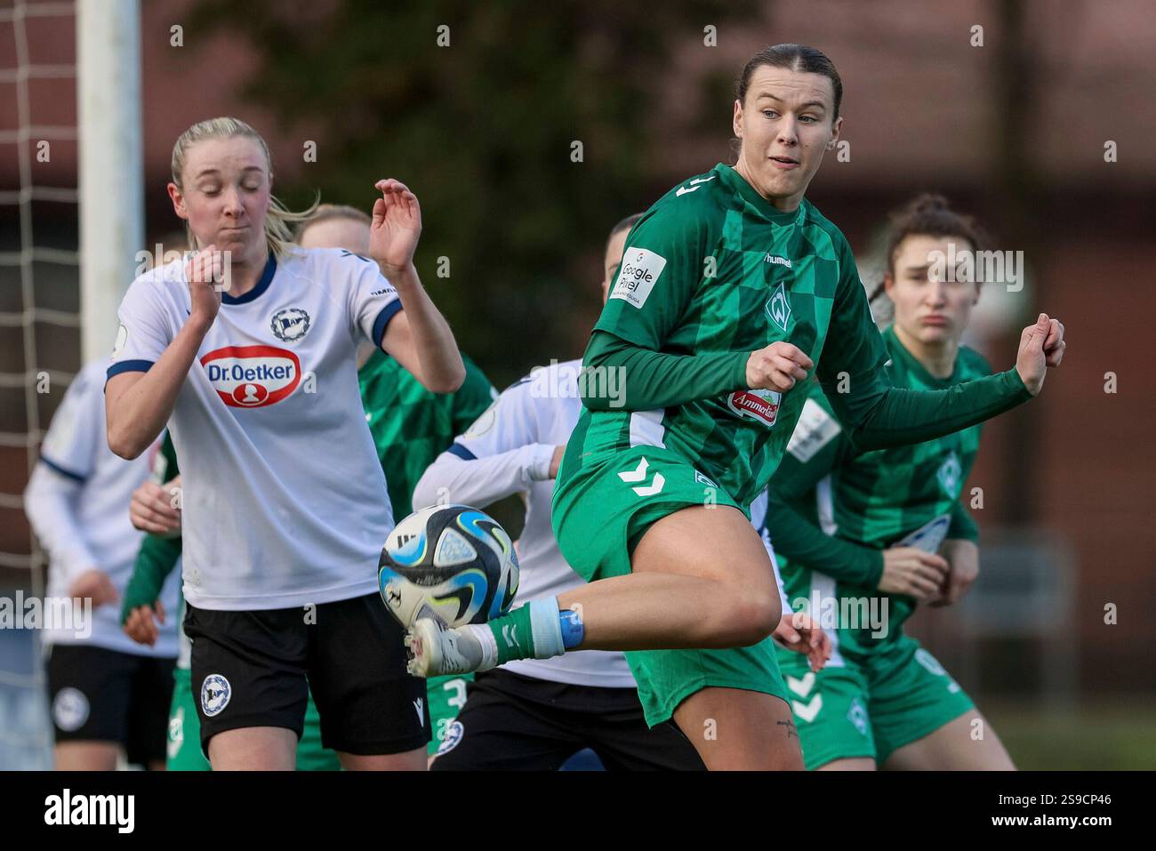 v.li.: Marie Bärenwaldt (Arminia Bielefeld, 29) und Larissa Mühlhaus (SV Werder Bremen, 7) im ...