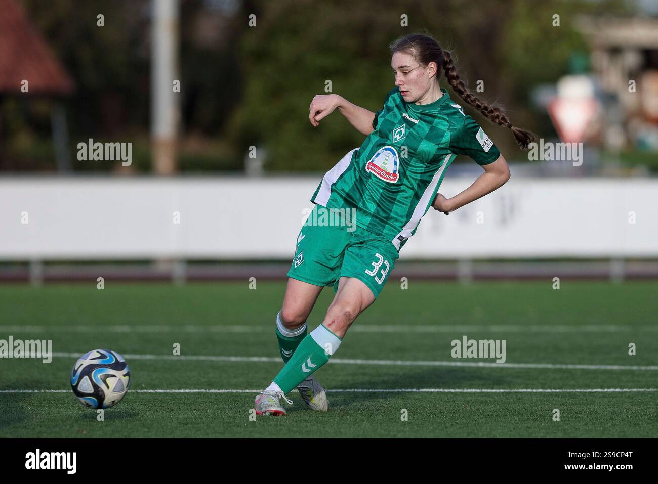 v.li.: Maria Penner (SV Werder Bremen, 33) am Ball, Freisteller ...