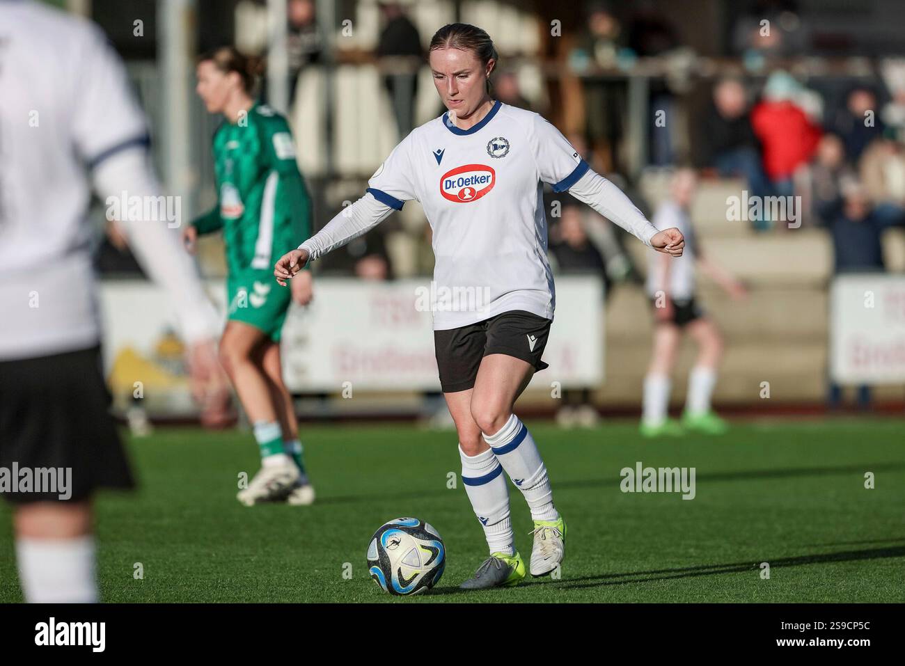 v.li.: Jocelyn Hampel (Arminia Bielefeld, 27) am Ball, Einzelbild, Ganzkörper, Aktion, Action ...