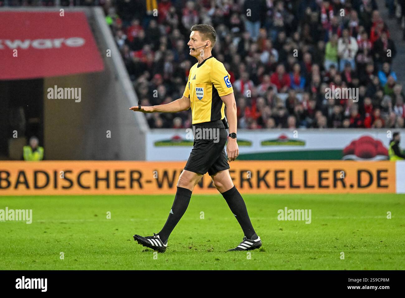 Daniel Siebert (Schiedsrichter) GER, SC Freiburg - FC Bayern Muenchen, Fussball, Bundesliga, 19 ...