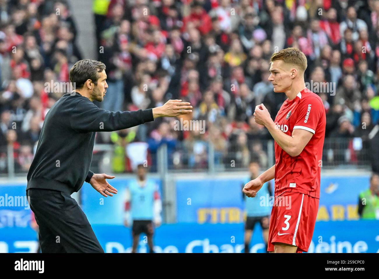 Julian Schuster (SC Freiburg, Trainer) spricht mit Philipp Lienhart (SC ...