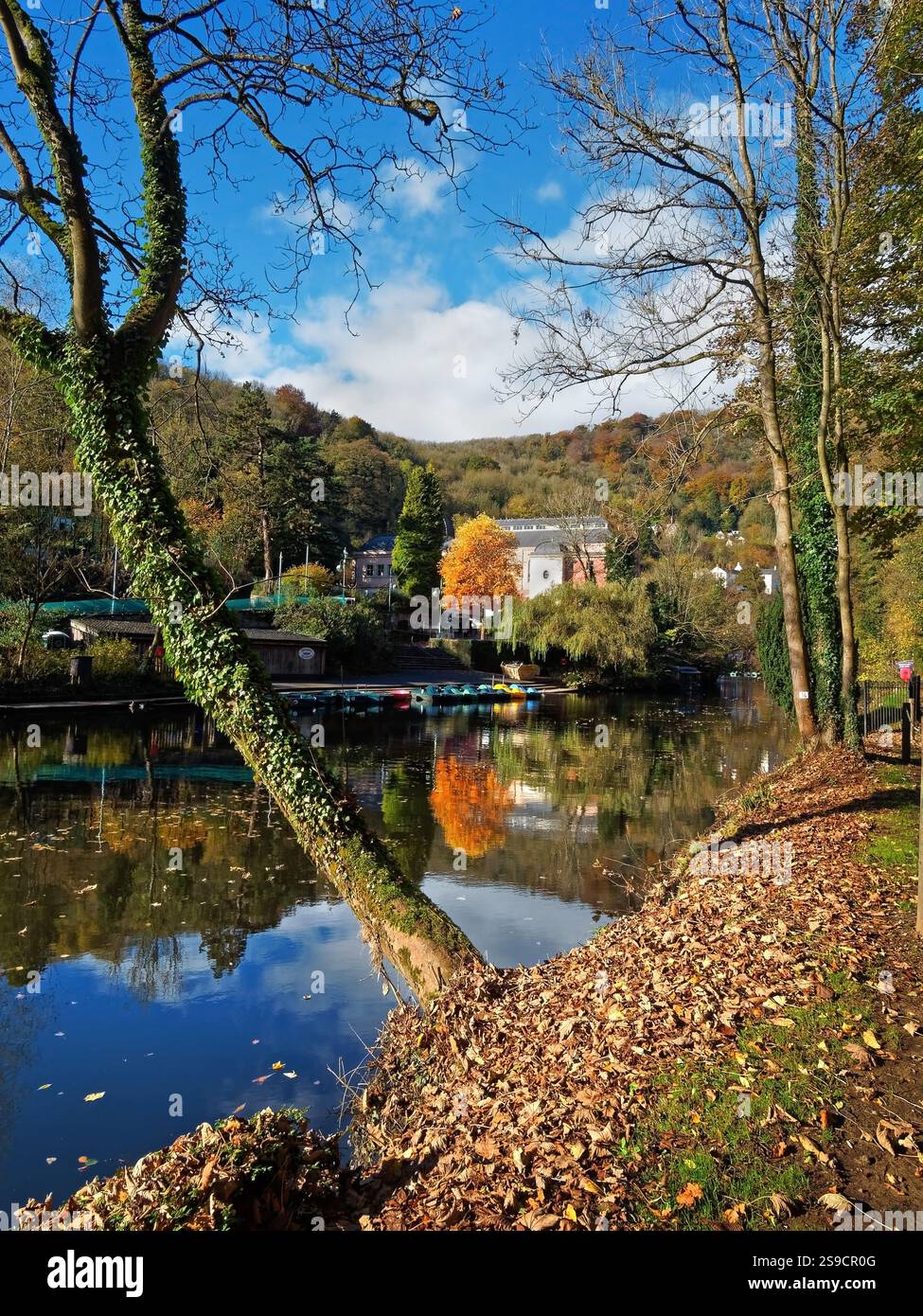 UK, Derbyshire, Peak District, Matlock Bath, River Derwent and Grand ...