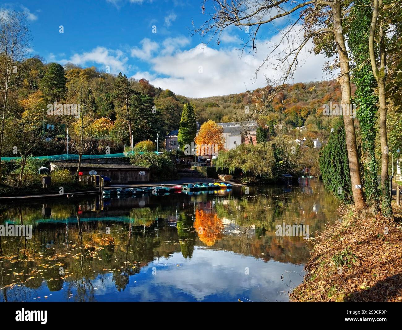 UK, Derbyshire, Peak District, Matlock Bath, River Derwent and Grand ...