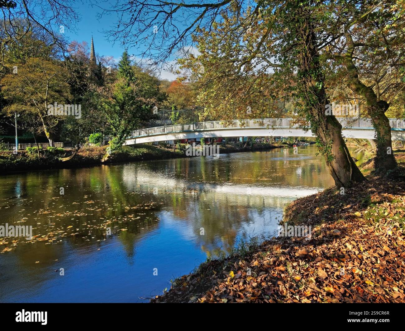 UK, Derbyshire, Peak District, Matlock Bath, Footbridge over River ...