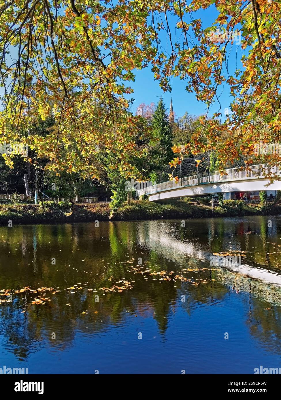 UK, Derbyshire, Peak District, Matlock Bath, Footbridge over River ...