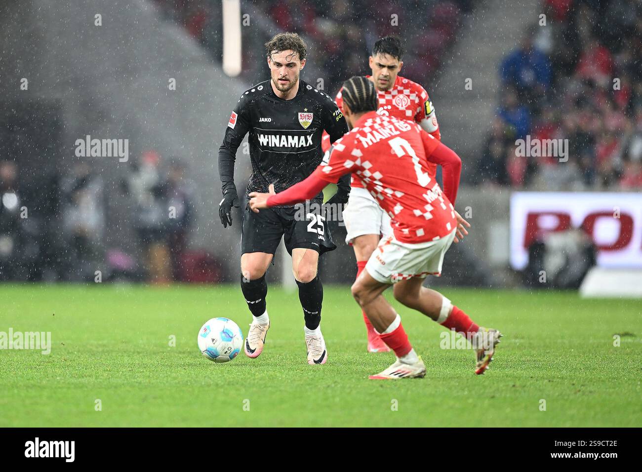 Jacob Bruun Larsen (VFB Stuttgart, #25) zweikampf GER, FSV Mainz 05 ...