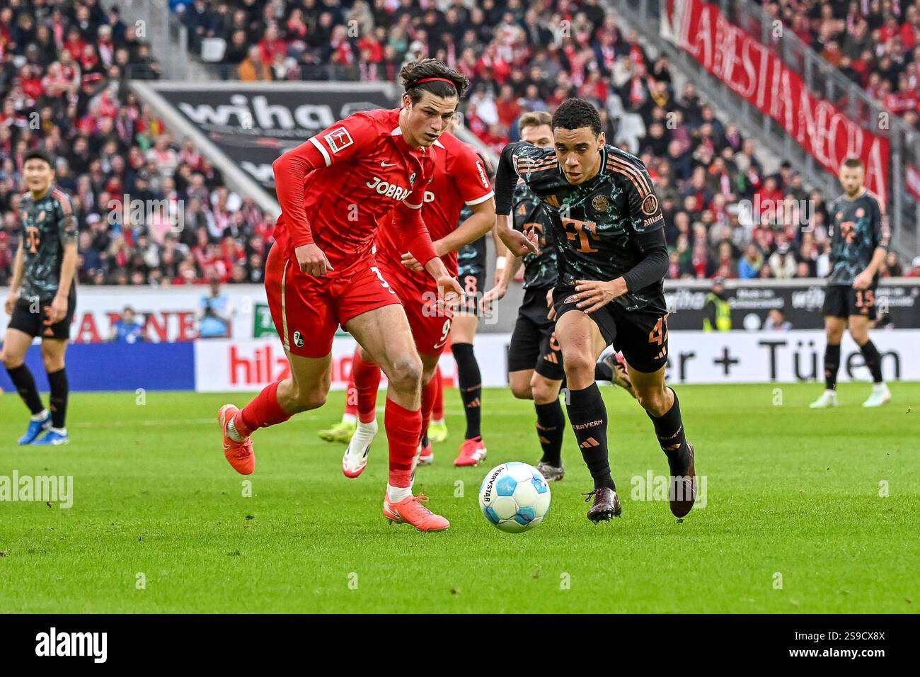 Merlin Roehl (SC Freiburg, #34) im Laufduell mit Jamal Musiala (FC ...