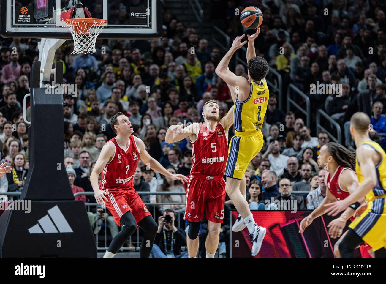 Devin Booker (L) of FC Bayern Munich and David McCormack (R) of Alba ...