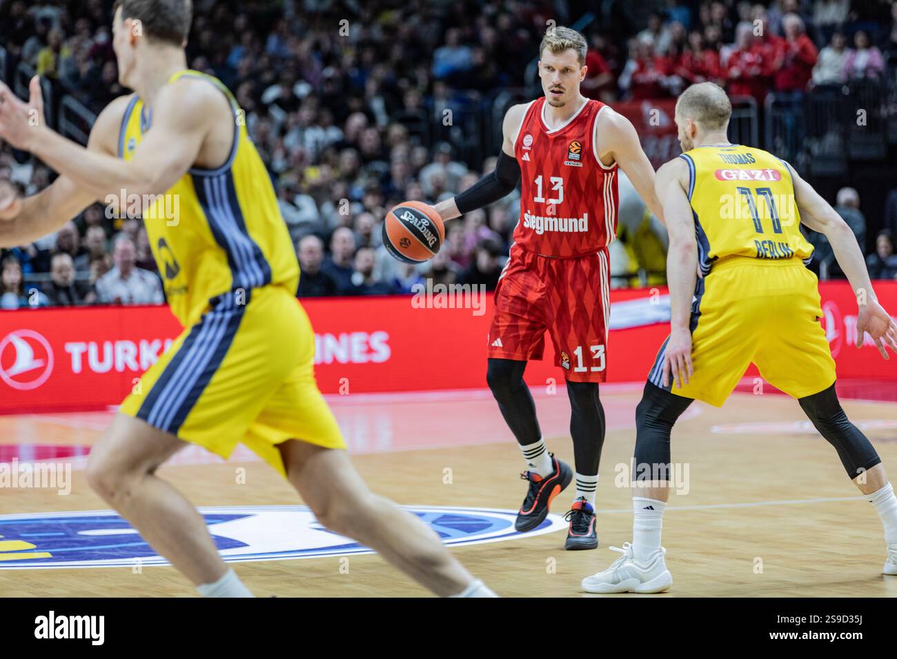 Andreas Obst (L) of FC Bayern Munich and Matt Thomas (R) of Alba Berlin ...