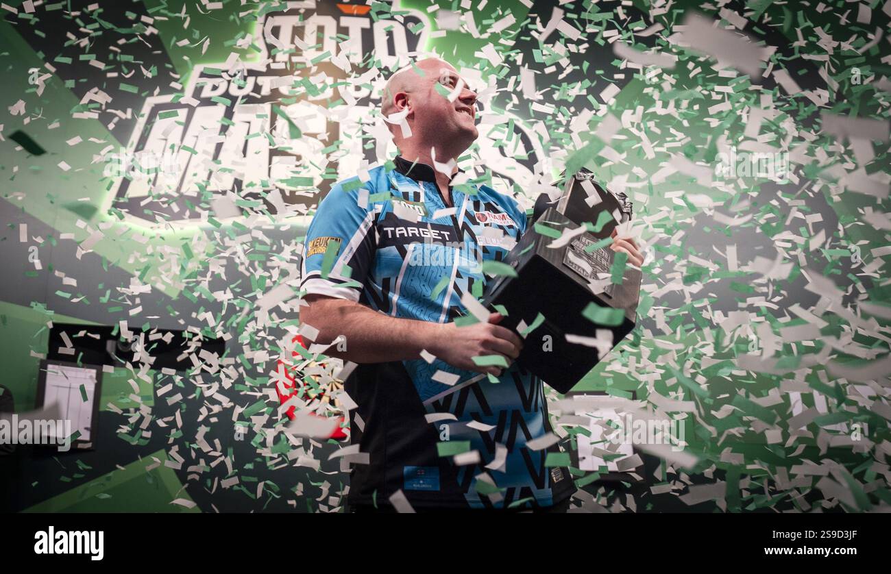 Den Bosch, Netherlands. 25th Jan, 2025. DEN BOSCH - Darter Rob Cross wins the final of the TOTO ...