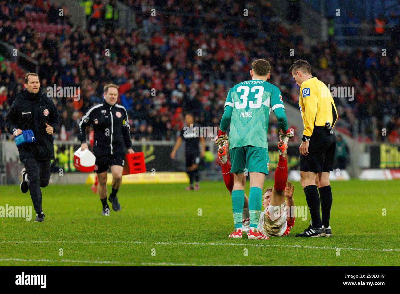 Nelson Weiper (1. FSV Mainz 05 #44) mit Kr?mpfen am Boden; Alexander N ...