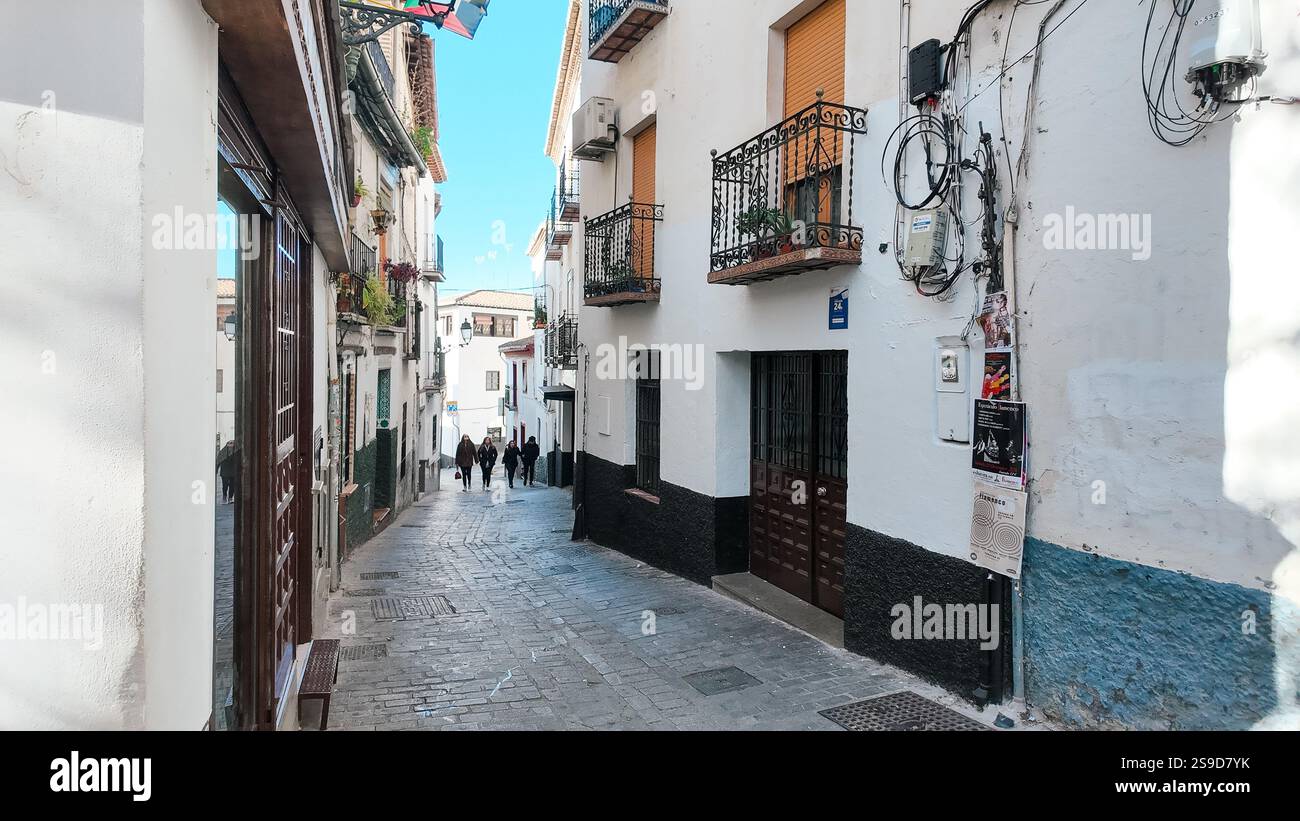 Narrow cobblestone streets in the Albaicín neighborhood of Granada ...