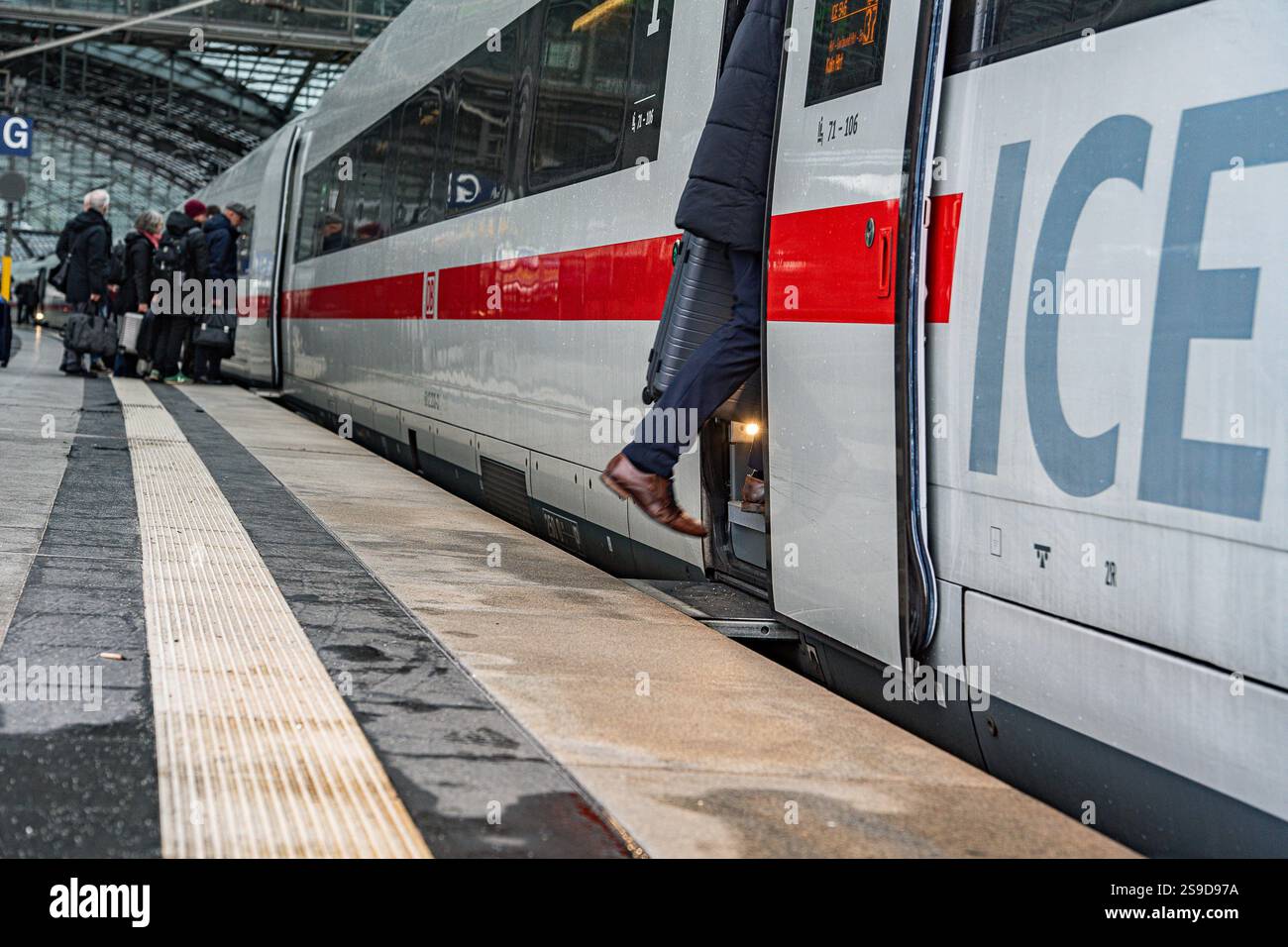 Deutsche Bahn Verkehr, Personenverkehr, Bahn: Menschen steigen am ...