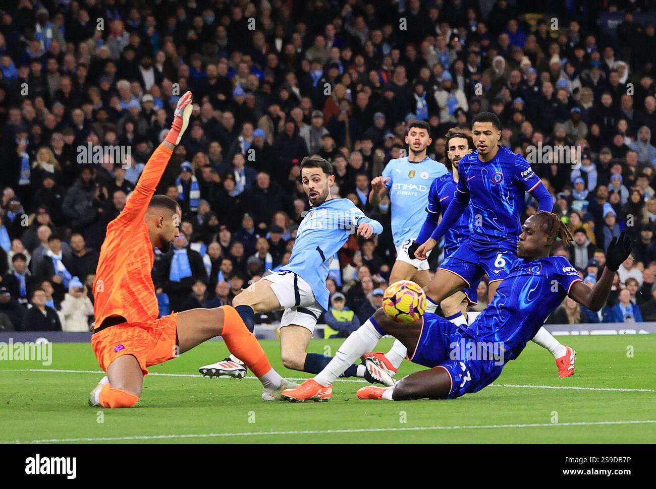 25th January 2025; Etihad Stadium, Manchester, England; Premier League ...