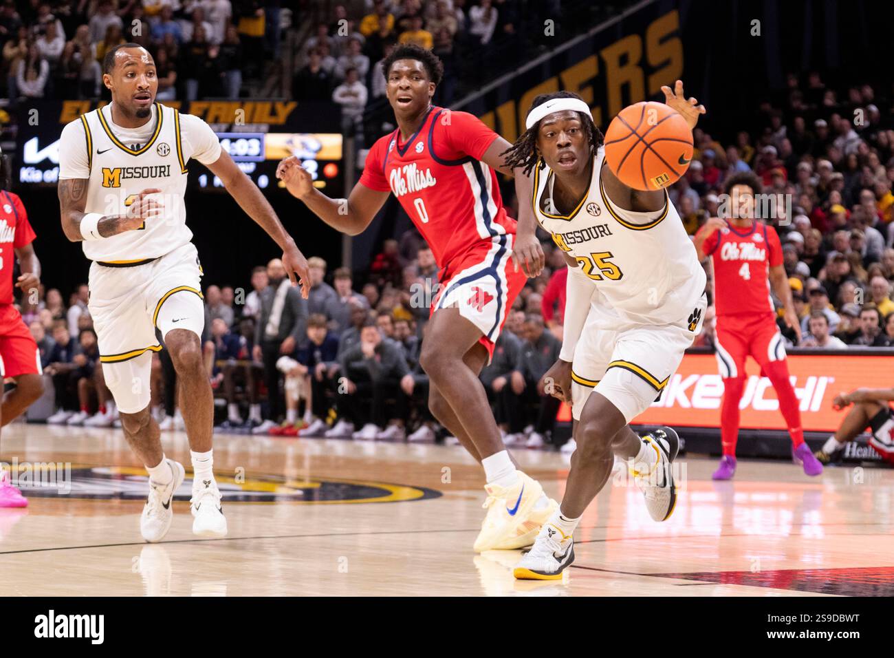Missouri's Mark Mitchell, right, grabs a loose ball in front of ...