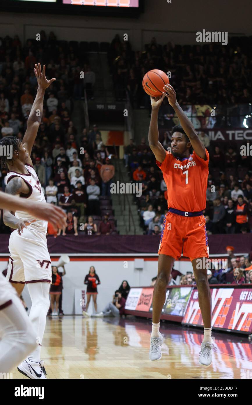 January 25, 2025: Clemson Tigers forward Chauncey Wiggins (7) shoots ...