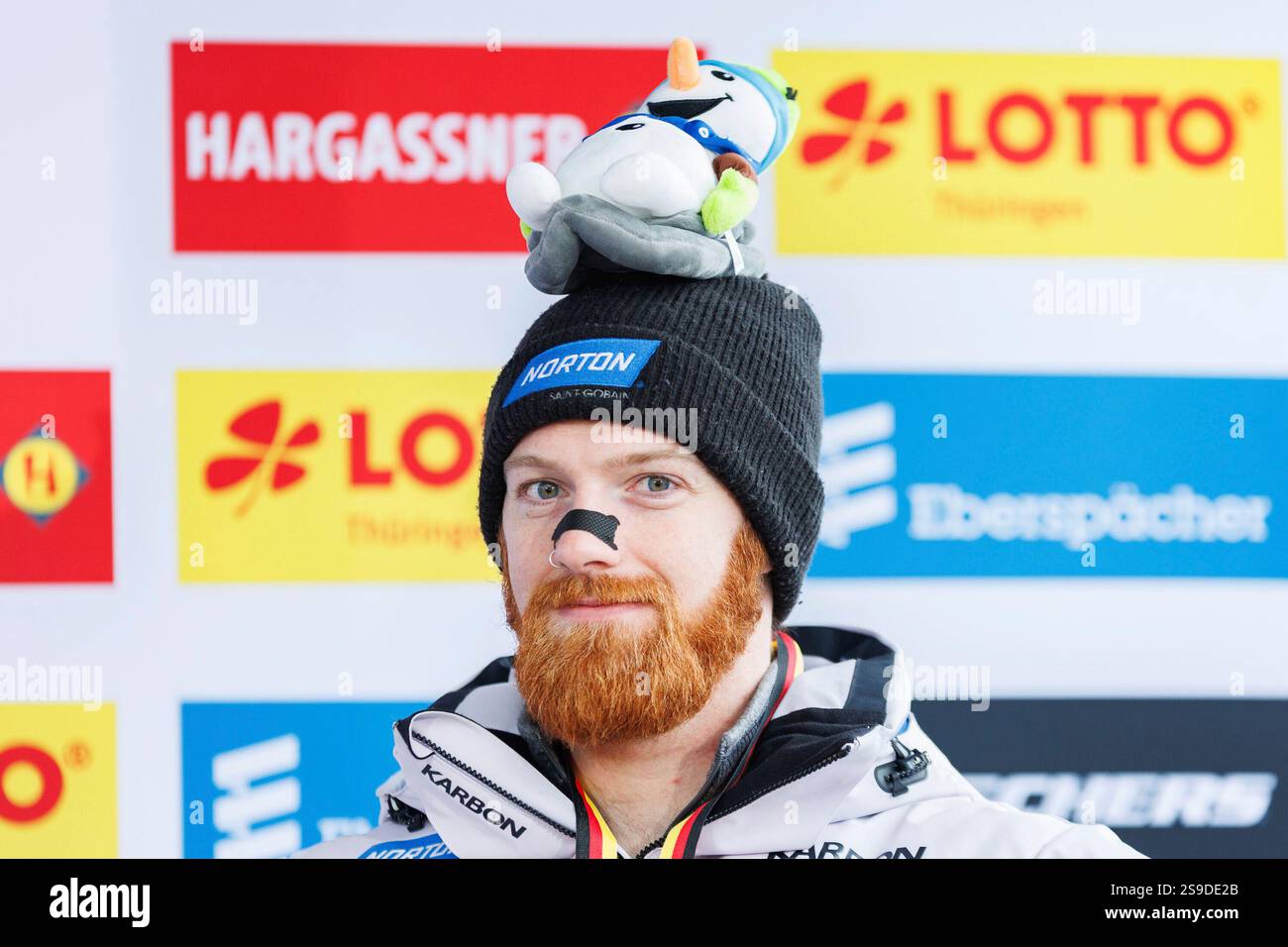 Jonathan Eric Gustafson (USA) balanciert Maskottchen, mascot ...