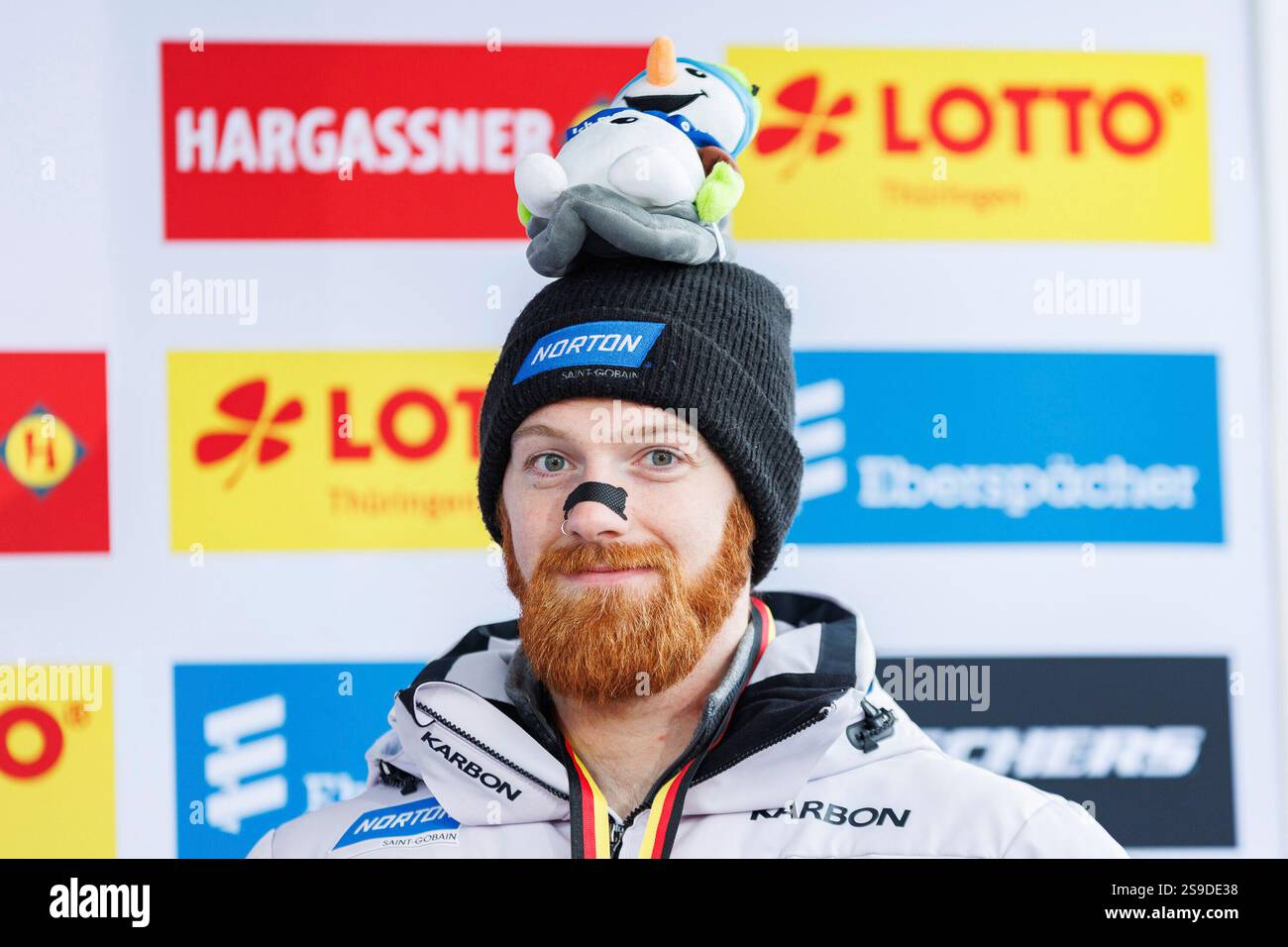 Jonathan Eric Gustafson (USA) balanciert Maskottchen, mascot ...