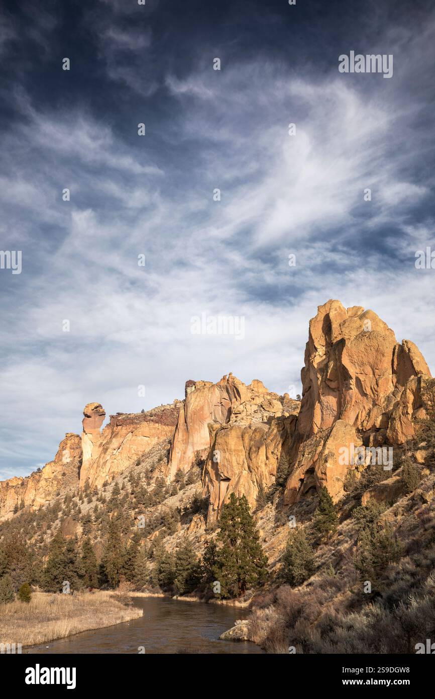 OR03008-00....OREGON - The Crooked River in Smith Rock State Park ...