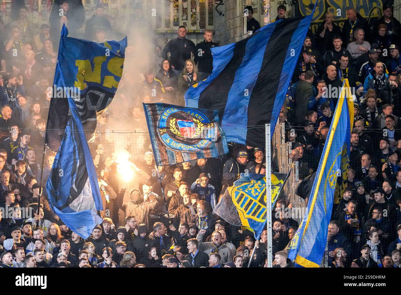 Die Fans vom 1. FC Saarbrücken zünden in der Fankurve Pyrotechnik ...