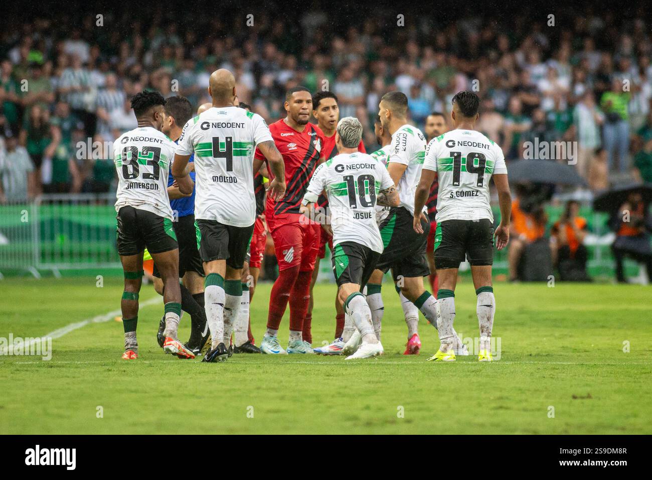 PR - CURITIBA - 01/25/2025 - PARANAENSE 2025, CORITIBA x ATHLETICO-PR - Commotion between ...