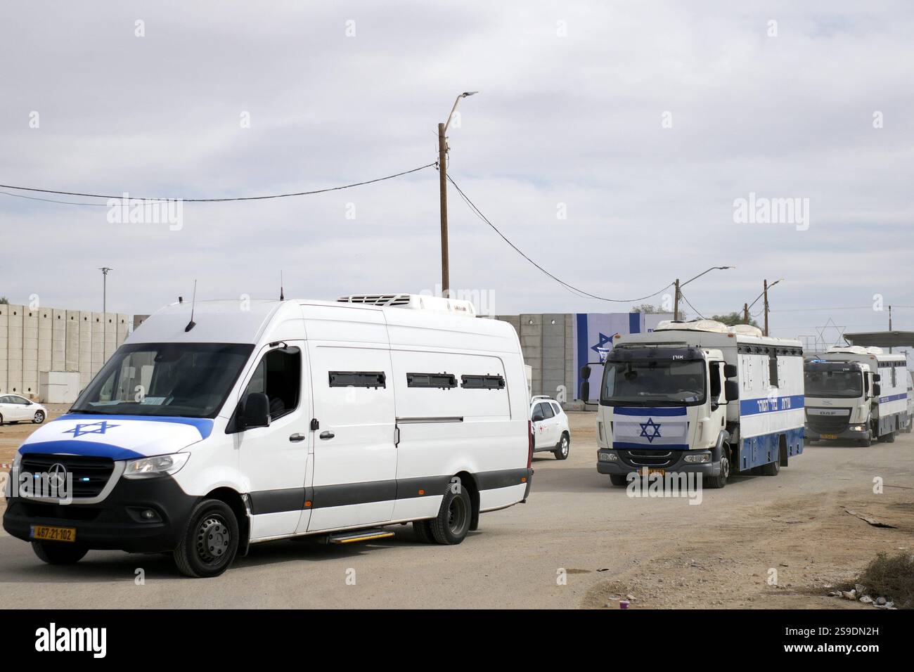 (250126) -- GAZA, Jan. 26, 2025 (Xinhua) -- Vehicles transporting ...